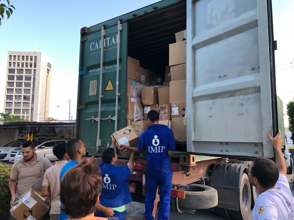 Primeiro contêiner do Project Cure chega a Pernambuco - HOSPITAIS BRASIL